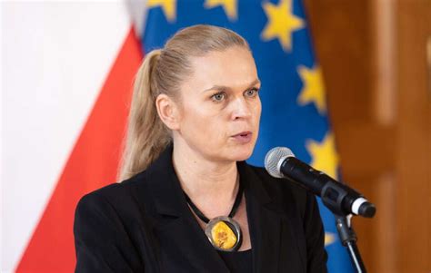 Polacy nie chcą zakazu prac domowych Co na to Nowacka