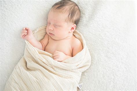 가벼운 담요 위에서 5일 된 귀여운 아기 텍스트를 위한 공간이 있는 배너 디자인 1개월에 대한 스톡 사진 및 기타 이미지 1