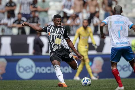 Jemerson do Atlético sofre acidente automobilístico