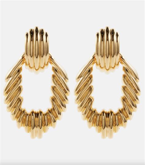 Αυτά τα 80s style σκουλαρίκια απογειώνουν τα look των it girls τώρα