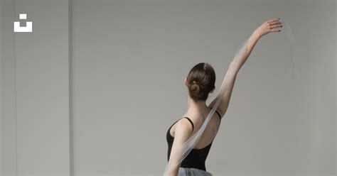 검은색과 회색 드레스를 입은 발레리나가 포즈를 취하고 있다 사진 Unsplash의 무료 초상 이미지