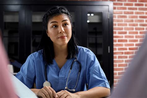 Dokter Muda Itu Memberi Nasihat Tentang Infertilitas Dengan Pekerja Muda Itu Foto Stok Unduh