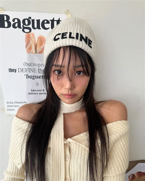 🎄여리여리한 오프숄더니트와 호피팬츠🐆🤍 촬영과 동시에 너무 예뻐서 그 자리에서 올려요🥹💕 오늘 착장코디들 정말 기대해주세요😉 📌궁금하신 점은 댓글 부탁드려요~