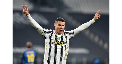 Продават капитанска лента на Роналдо в Сърбия за лечението на болно дете