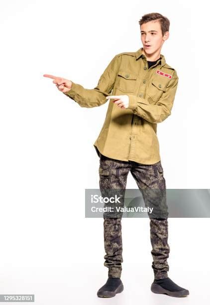 위장 옷을 입은 젊은 남자가 손가락으로 가리키는 미소짓는 모습 카키 군사 의류 포인트에 십대 위장에 행복 징병 고립 남성에 대한 스톡 사진 및 기타 이미지 Istock