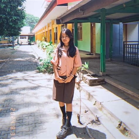 Sekolah Cantik | Engkau masih anak sekolah, satu SMA Belum tepat waktu ‘tuk begitu-begini Anak ...