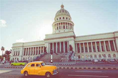 Havana Cuba De Diciembre De Los Coches Americanos Cl Sicos De Colores Vivos Que Sirven
