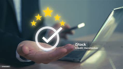 손 위에 체크 표시와 별 다섯 개를 들고 있는 사업가 품질 보증 및 고객 만족의 개념 개념에 대한 스톡 사진 및 기타 이미지 개념 개념과 주제 개선 Istock