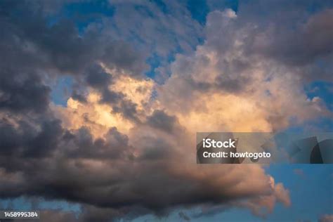 극적인 어두운 폭풍 비 구름 검은 하늘 배경 어두운 뇌우 구름 비오는 분위기 기상 위험 폭풍 재해 기후 어두운 구름 풍경 폭풍 재해 우울한 회색 구름 하늘 0명에 대한 스톡