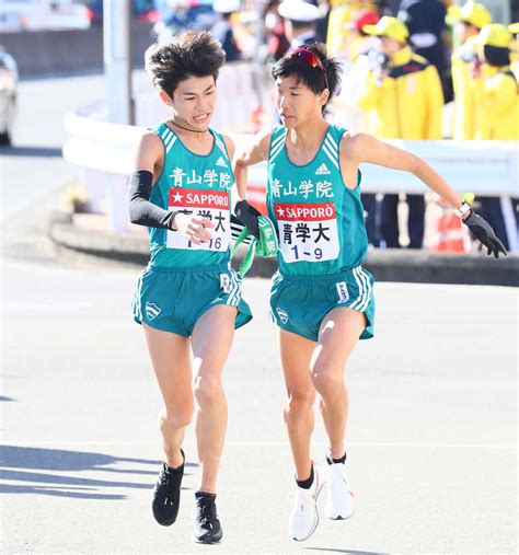 ＜2019箱根駅伝復路・戸塚中継所＞9区・吉田にたすきリレーする青学大・飯田（左）（撮影・会津 智海） ― スポニチ Sponichi