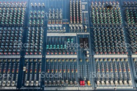 믹싱 콘솔은 다양한 오디오 신호의 사운드를 결합하기위한 전자 장치입니다 사운드 시스템 제어 동점골에 대한 스톡 사진 및 기타 이미지 Istock