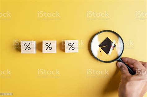 성공 목표로 이어지는 교육 단계 졸업을 향한 전략적 발걸음 경력 경로 및 비즈니스 첫 번째 졸업 성취 목표 개념 나무 블록에