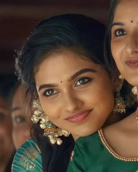 ஒரு செடிக்கு அருகில் நின்று பூக்கவிருக்கும் மலர்களைக் காண காத்திருப்பது
