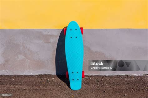 파란색 플라스틱 스케이트 보드 페니 보드 핑크 바퀴입니다 1 센트에 대한 스톡 사진 및 기타 이미지 1 센트 탑승 파란색 Istock