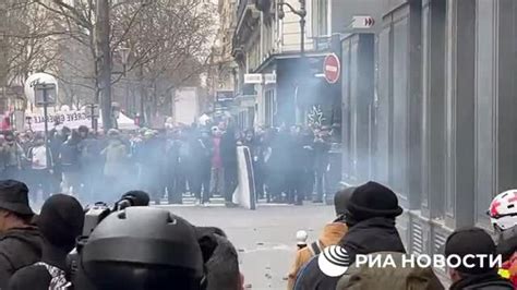 Париж потрясли бурные протесты против правительственного плана реформирования французской