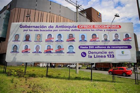 Vallas Con El Cartel De Los Más Buscados Por Violencia Contra Las