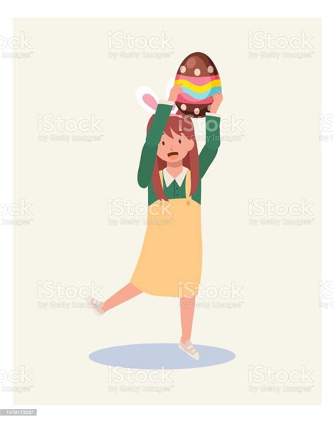 행복한 부활절 날 토끼 귀를 가진 어린 소녀는 큰 부활절 달걀을 발견하게되어 기쁩니다 큰 부활절 달걀 위쪽 머리를 들고 있습니다
