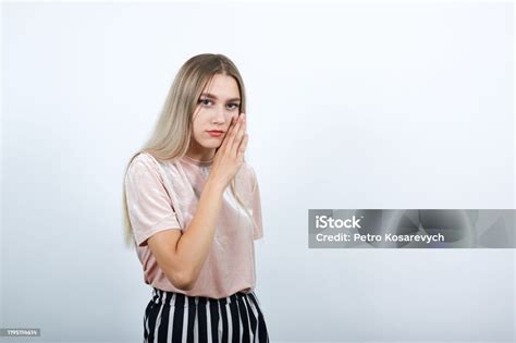 매력적인 여자 속삭임 뭔가 가십 여자 처럼 입 근처 손을 유지 개념에 대한 스톡 사진 및 기타 이미지 개념 금발 머리 말하기 Istock
