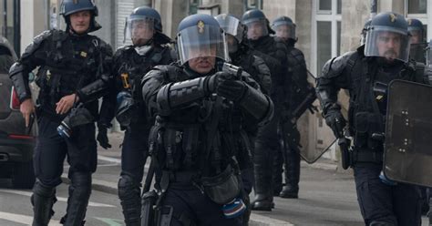 Gilets Jaunes Pourquoi Trois Gendarmes Ont Ils Sorti Leur Arme De
