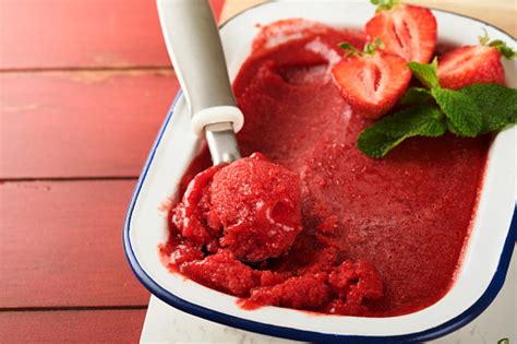 딸기 그라니타 또는 신선한 베리 셔벗이 오래된 나무 테이블 배경에 하얀 소박한 그릇에 담겨 있다 딸기와 민트를 곁들인 아이스크림 여름 치료 평면도 건강한 식생활에 대한 스톡