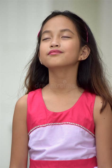 Jugendliches Filipina Female Choking Stockbild Bild Von Philippinen