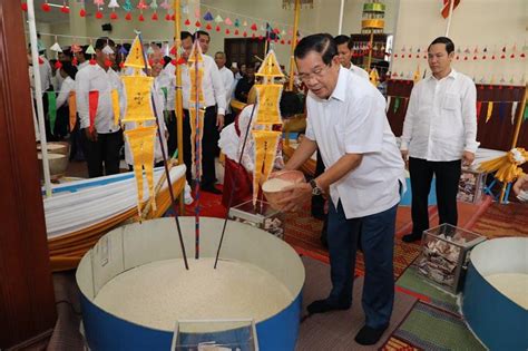 សម្ដេចតេជោ ហ៊ុន សែន និង សម្តេចកិតិ្តព្រឹទ្ធបណ្ឌិត អញ្ជើញកាន់បិណ្ឌទី៩នៅវត្តចំពុះក្អែក នគរដ្រេហ្គន