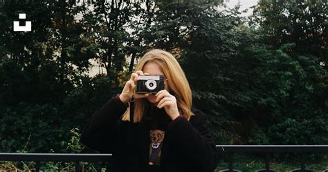 카메라로 자신의 사진을 찍는 여성 사진 Unsplash의 무료 필름으로 촬영 이미지
