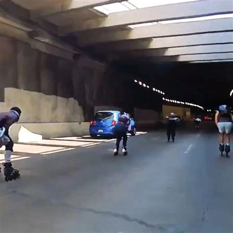 El momento en el que una patinadora casi es arrollada por un vehículo en Río Mixcoac Infobae