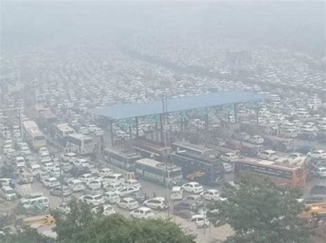 Anti Caa Protests Traffic Snarls In Delhi As Cops Barricade Gurgaon