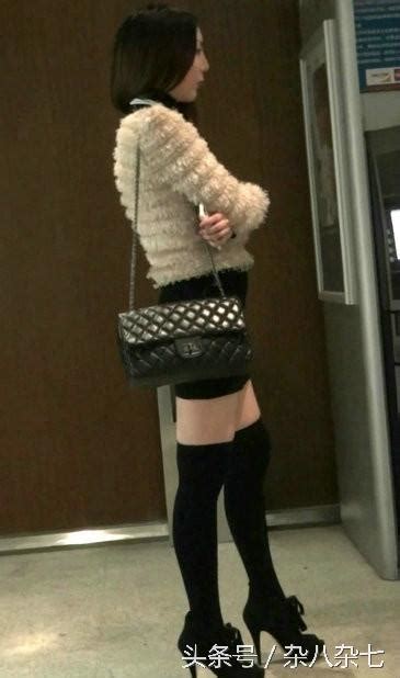 街拍黑色長筒襪美腿高跟美少婦 每日頭條