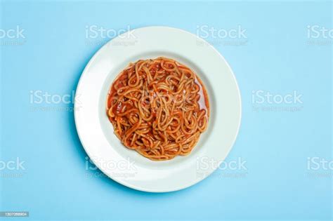 파란색 빈 배경에 흰색 접시에 토마토 소스를 곁들인 스파게티 파스타 이탈리아 파스타 접시 배경 이탈리아 요리와 음식 0명에 대한