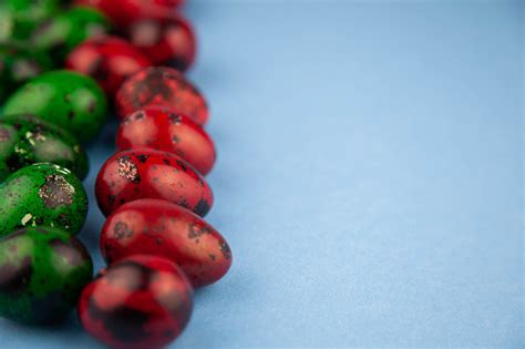 텍스트가 있는 파란색 배경에 녹색과 빨간색으로 된 여러 가지 색상의 메추라기 달걀 해피 부활절 엽서 부활절 달걀 복사 공간 0명에 대한 스톡 사진 및 기타 이미지 Istock