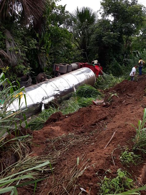 Carreta Sai Da Pista E Motorista Fica Ferido Na BR O Imparcial