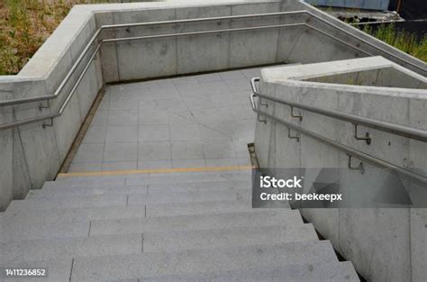 공공 건물에 콘크리트면이있는 계단 안전한 계단에는 두 개의 난간이 있으며 하나는 학교 입구에서 12 세 미만의 어린이를위한