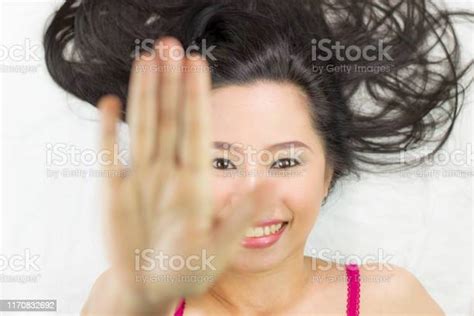 아시아 여자 거짓말 에 땅에 검은 긴 머리 연기 미소 행복 그리고 정지 제스처를 보여주는 간호사에 대한 스톡 사진 및 기타