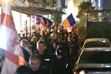 აქციის მონაწილეების ნაწილმა პარლამენტიდან გალაკტიონ ტაბიძის ქუჩისკენ მსვლელობა მოაწყო