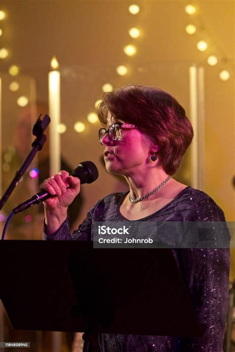 마이크를 들고 라이브 공연에서 노래하는 시니어 여성 노래에 대한 스톡 사진 및 기타 이미지 노래 마이크 한 명의 여자만 Istock