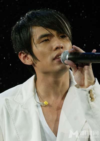 周杰伦2002 Theone演唱会现场写真 明星网