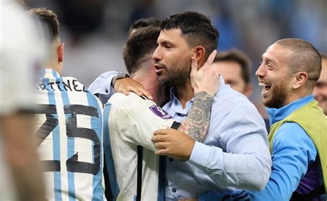 Lionel Messi Preocupado Com A Bebida De Sergio Agüero Durante As Comemorações Da Copa Do Mundo
