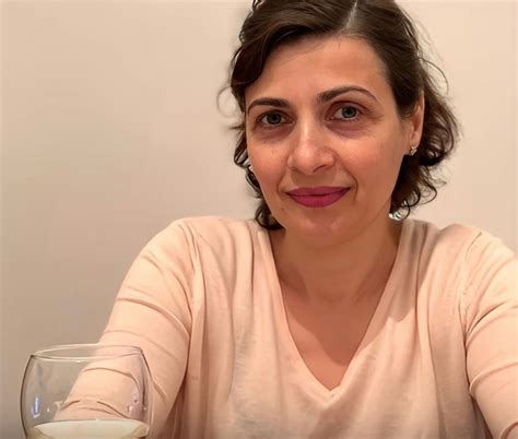 Kjo është Edukatorja Që Rrahu 3 Vjeçaren Në Kopsht Vogëlushja Me Këmbë