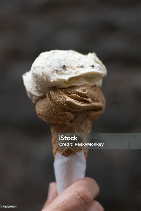 아이스크림 원뿔형 정통 이탈리아 젤라토 바닐라 및 초콜릿 젤라토에 대한 스톡 사진 및 기타 이미지 젤라토 아이스크림 콘 바닐라 아이스크림 Istock