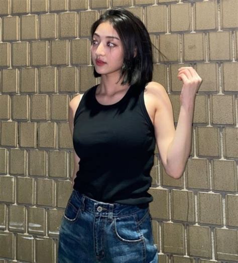 지효 민소매 셔츠로 과시한 글래머 몸매…눈에서 레이저 나오겠어~ 네이트 연예