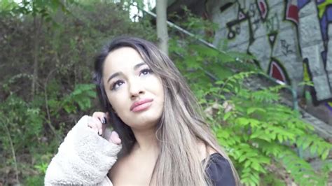 Pequeña Latina Está Teniendo Un Polvo Vigoroso Con Un Chico De Casting