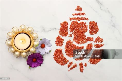 가네샤 예술은 색깔있는 쌀로 만들어집니다 Ganesh Chaturthi 벽지 또는 배너 노란색과 흰색 배경 위에 디야와 꽃과
