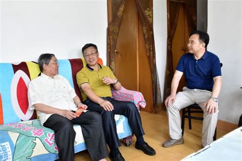 校领导“七一”前夕走访慰问老党员和生活困难党员 上饶师范学院