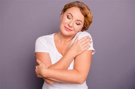 클로즈업 사진 아름 다운 놀라운 성숙한 그녀는 그녀의 여자 터치 포옹 자신 눈 폐쇄 너무 기 뻐 부드러운 완벽 한 몸 피부 같은 아기 평화로운 착용 흰색 T 셔츠 고립 된