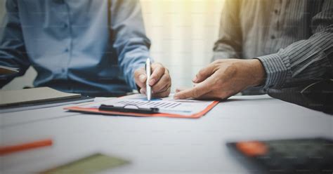 비즈니스 사람들 회의 새 시작 프로젝트로 작업합니다 아이디어 발표 계획 분석 사진 Unsplash의 태국 이미지