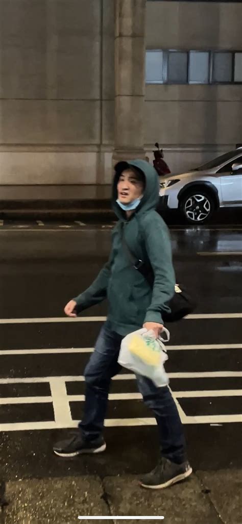 各位廣大的脆友 如果最近有在桃園車站及統領百貨att附近看到這位男性 可以幫我報警嗎 武陵派出所） 我就在附近上班 這位男子在3月份在路上跟我