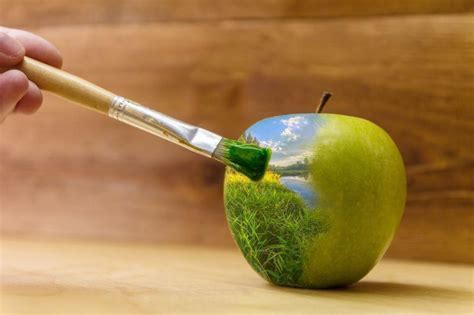 生态概念图片 用画笔在苹果上画蓝天下的绿色植物素材 高清图片 摄影照片 寻图免费打包下载