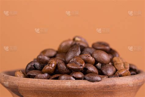 陶瓷壶和咖啡豆
